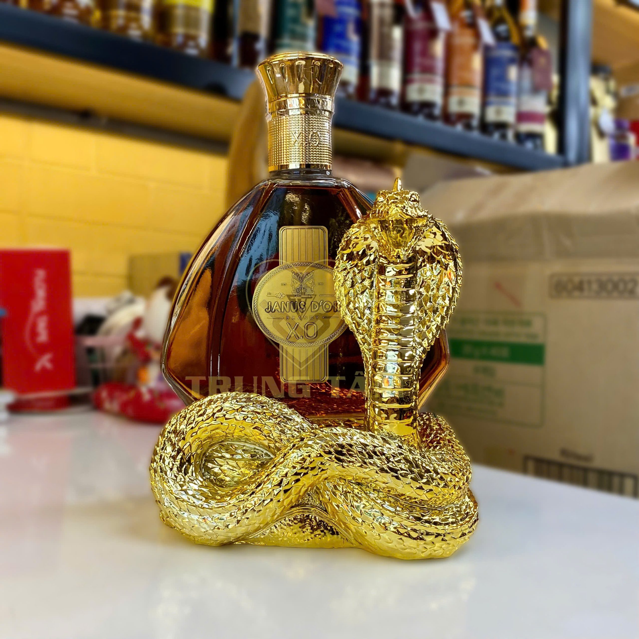 RƯỢU BRANDY JANUS XO KỆ POLY RẮN VÀNG 2025