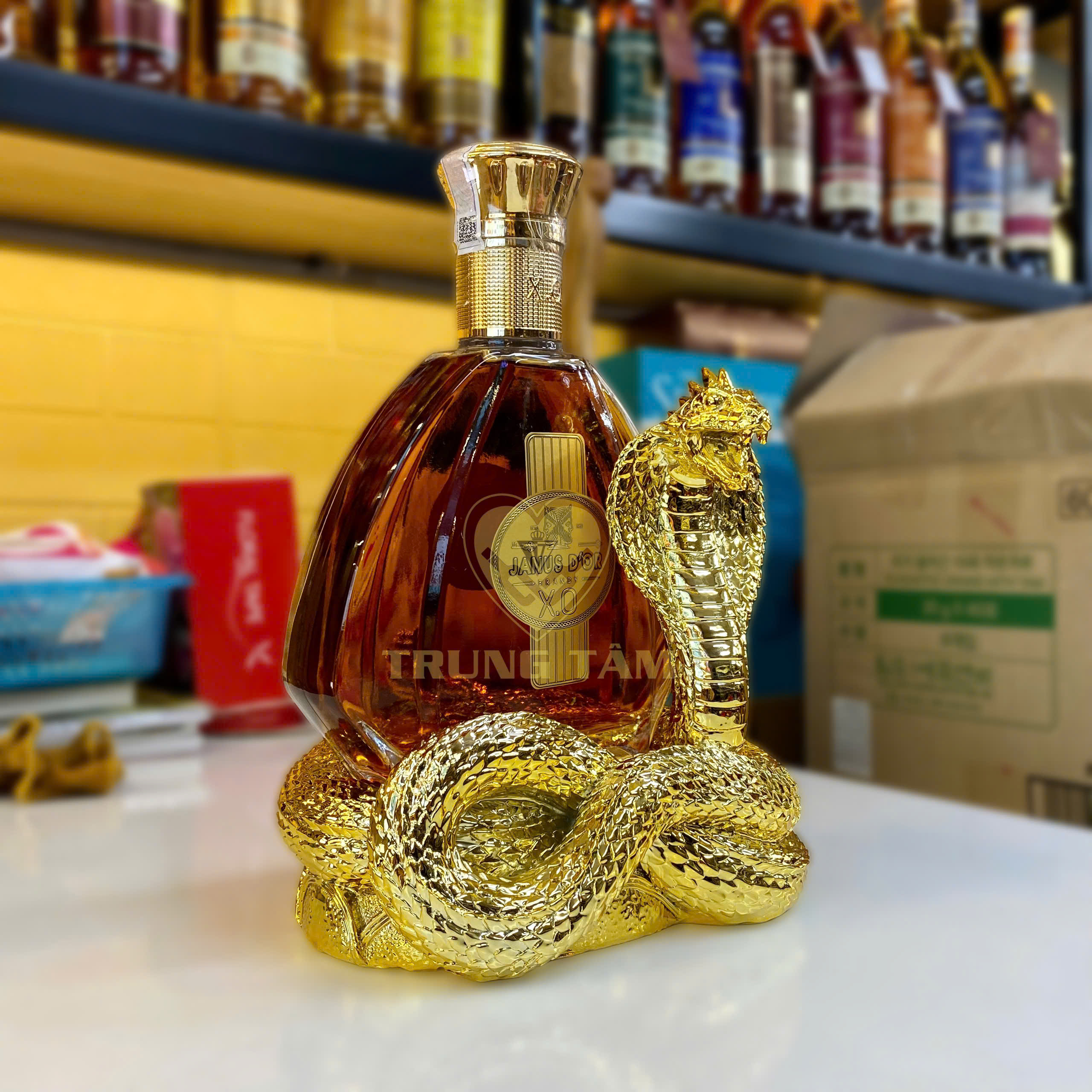 RƯỢU BRANDY JANUS XO KỆ POLY RẮN VÀNG 2025